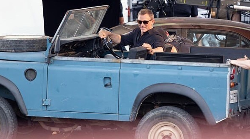 Ο James Bond οδηγεί Land Rover στη Jamaica | Drive