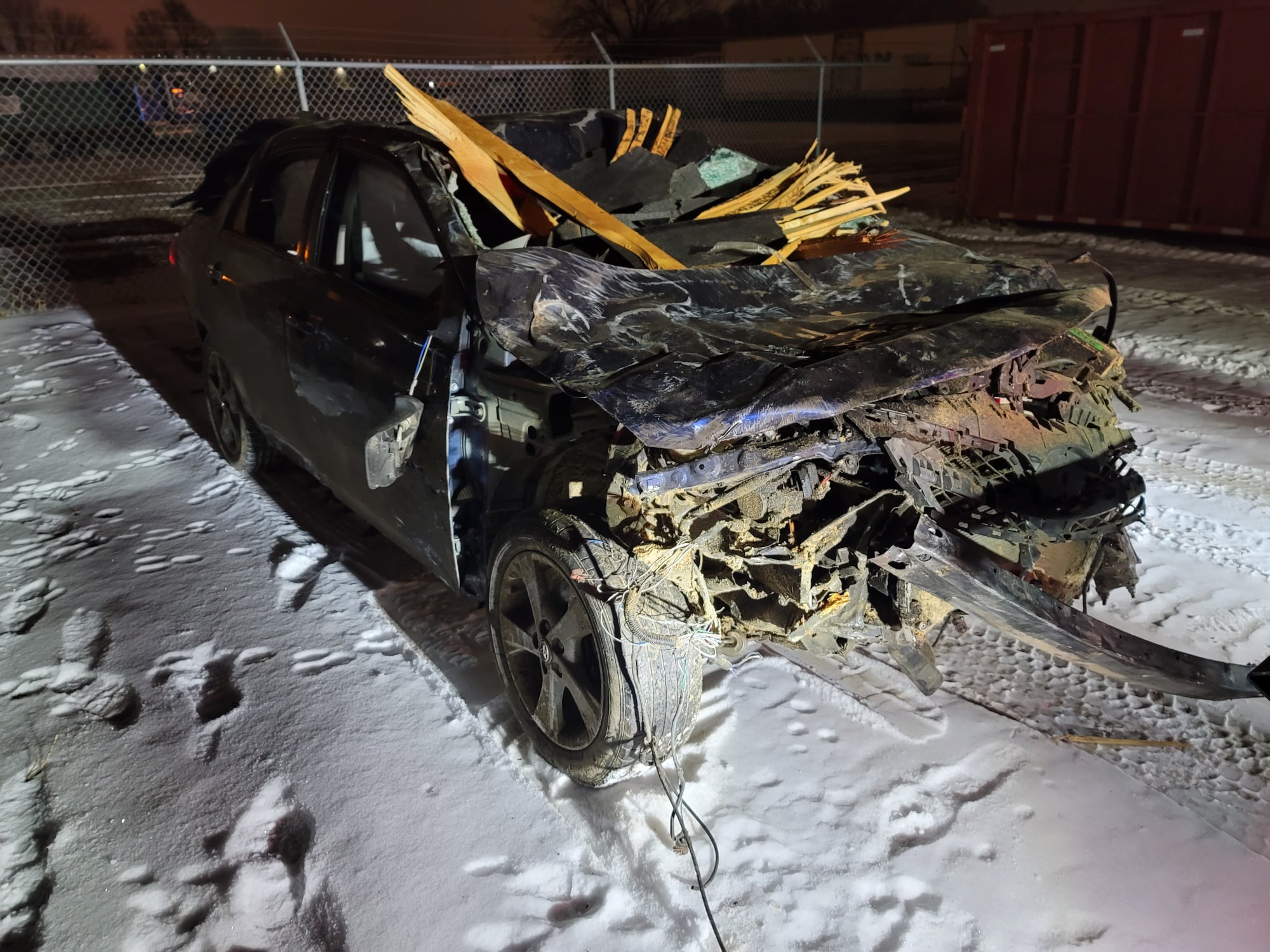 Ιπτάμενη Toyota Corolla προσγειώθηκε σε οροφή σπιτιού! | Drive