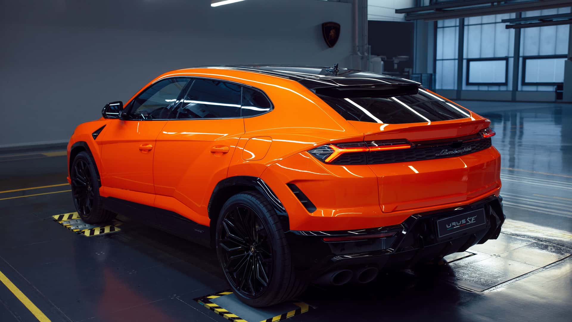 Lamborghini Urus SE, 800 ίπποι κι οικονομία χάρη στην πρίζα | Drive