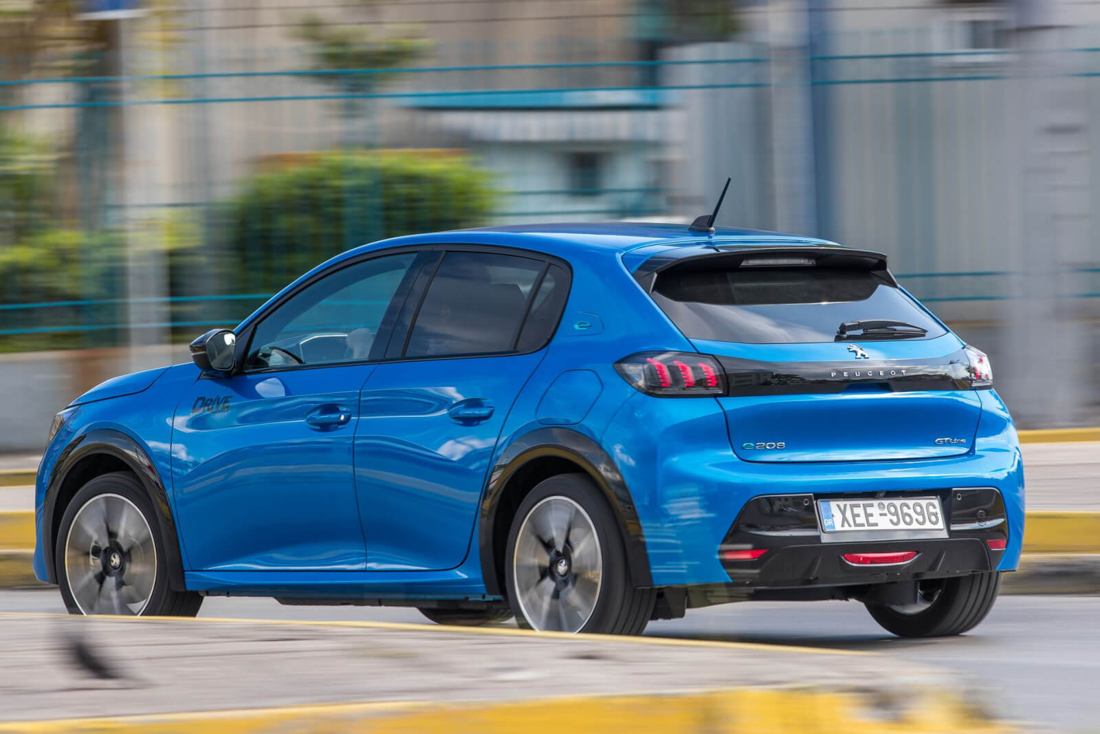 Μεταχειρισμένο ηλεκτρικό Peugeot e-208, αξίζει τα λεφτά του; | Drive