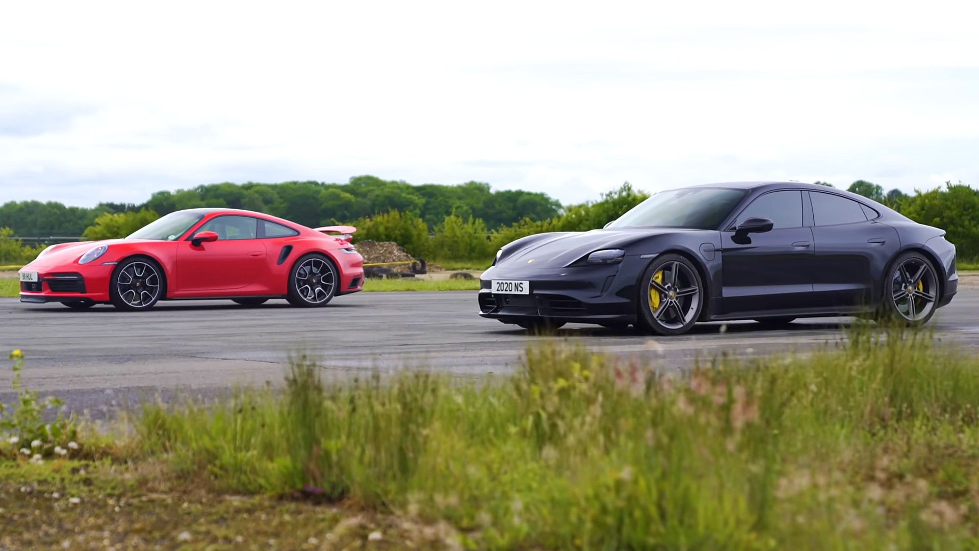 Drag Race: Porsche Taycan Turbo S εναντίον 911 Turbo S [video] | Drive