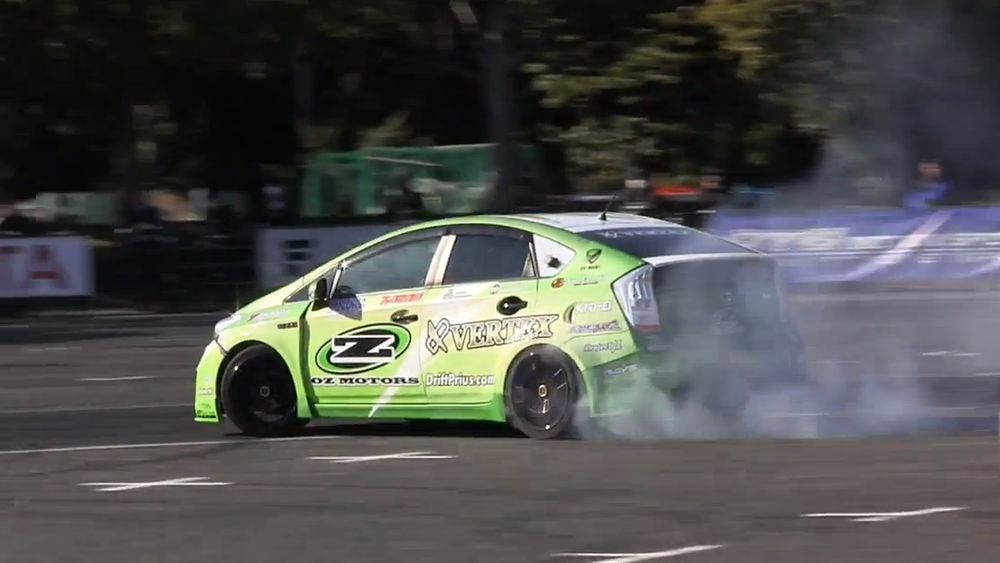 Ντριφτάροντας με ένα πισωκίνητο Toyota Prius [video] | Drive