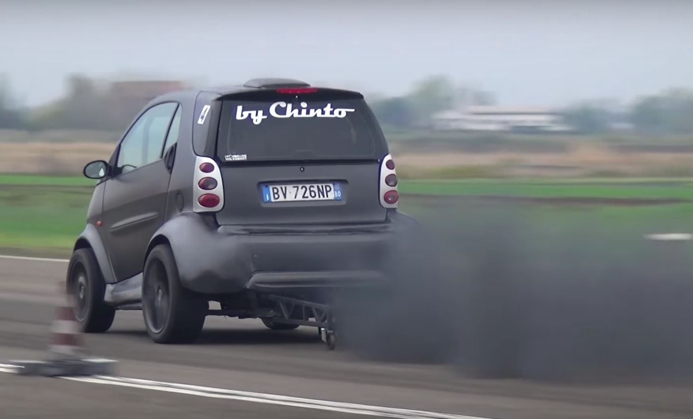 Δαιμονισμένο smart κάνει… κηδείες στο dragstrip [video] | Drive