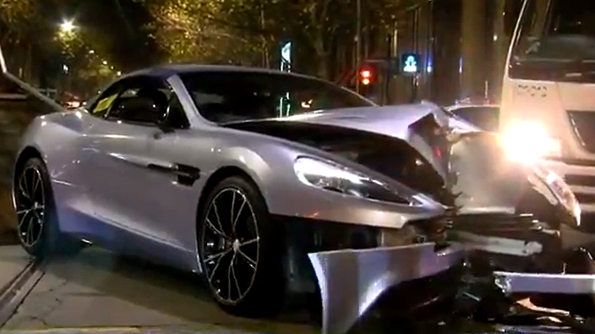 Τράκαρε την Aston Martin και το έβαλε στα πόδια [video] | Drive