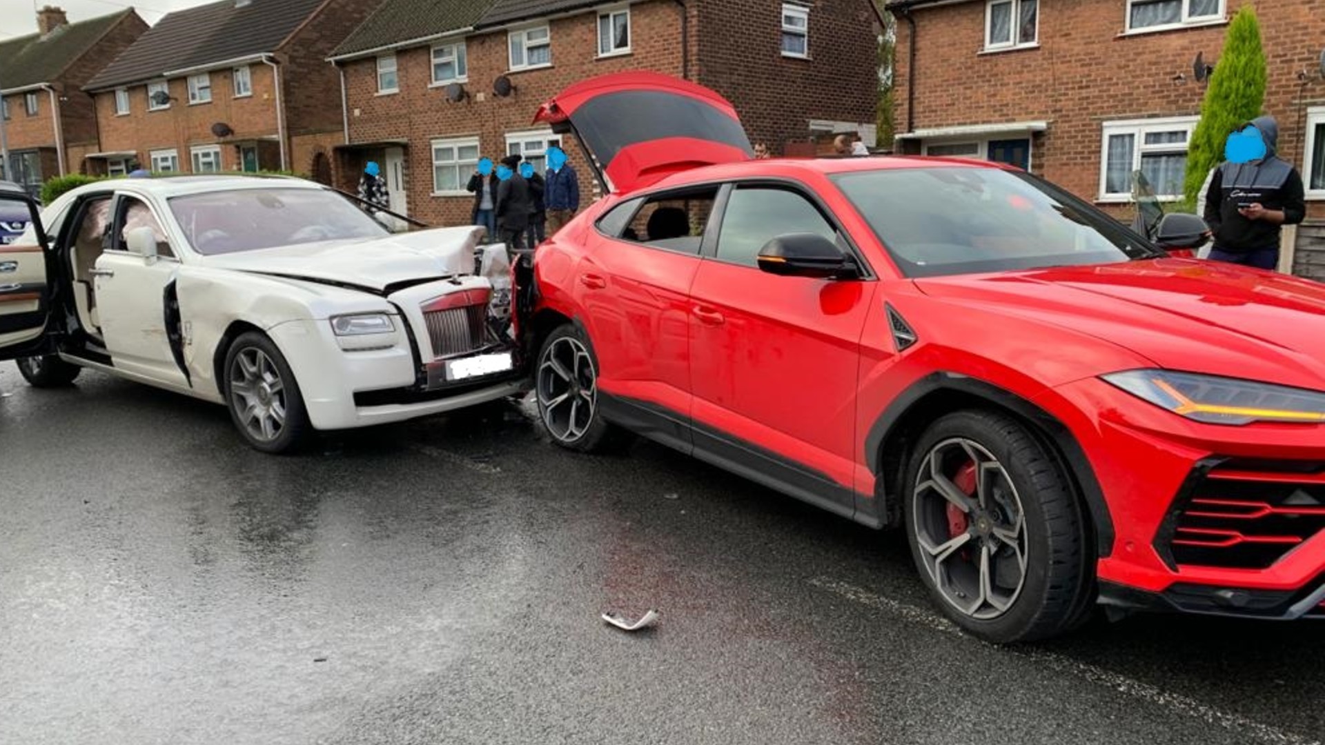 Rolls-Royce Ghost τράκαρε με Lamborghini Urus! [video] | Drive