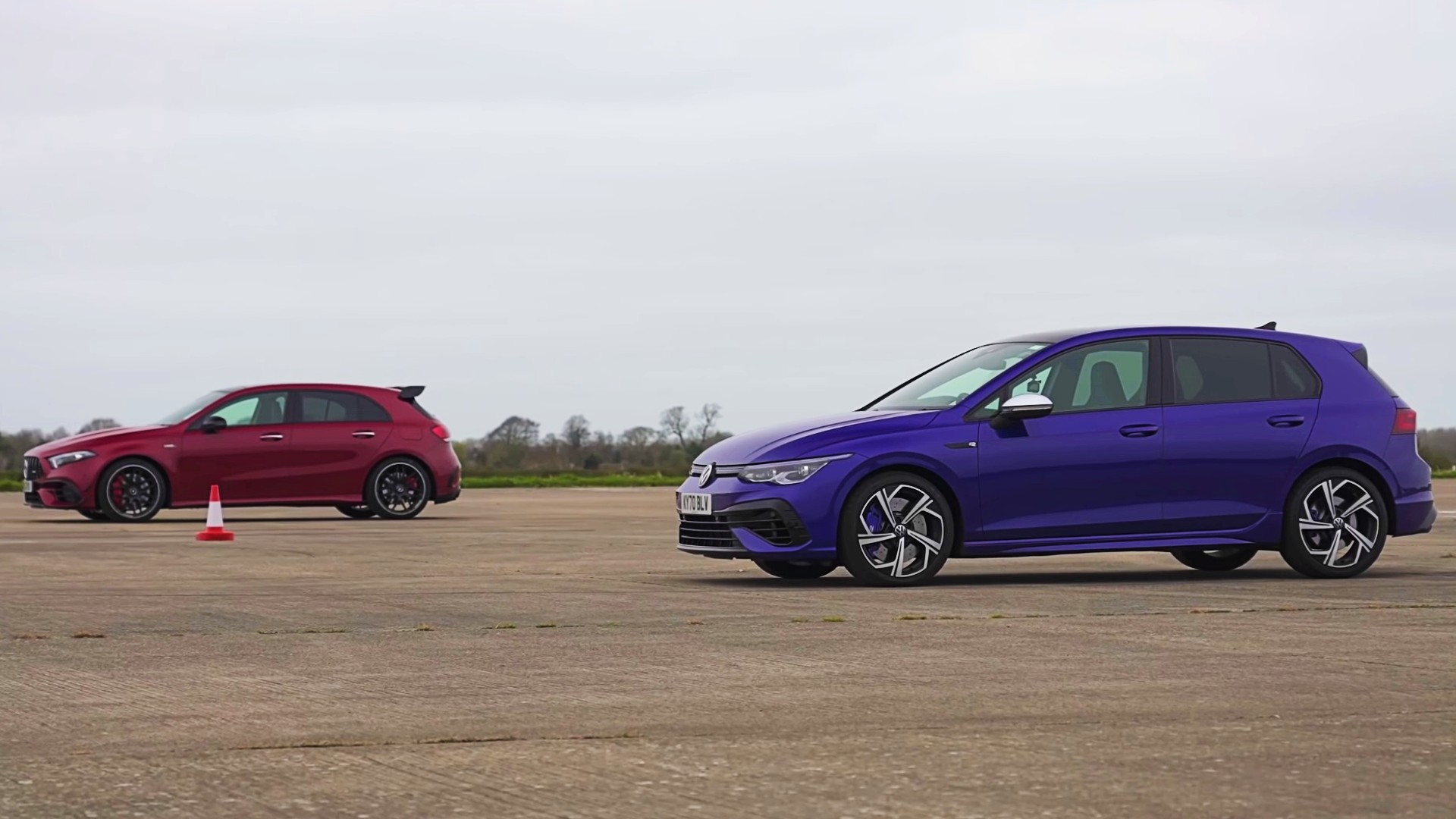 Drag Race: Volkswagen Golf R εναντίον Mercedes-AMG A 45 S [video] | Drive