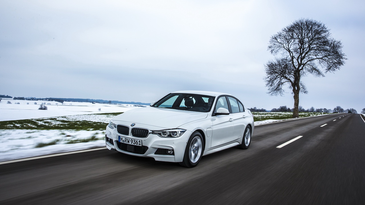 Οδηγούμε τη νέα BMW 330e | Drive