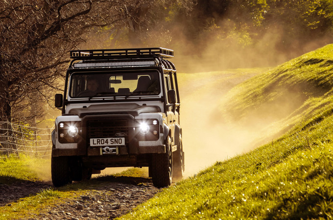 H Land Rover Classic αποκαλύπτει το συλλεκτικό Defender Works V8 Trophy ...