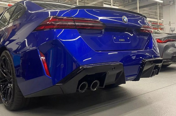 To πίσω μέρος της ολοκαίνουριας BMW M5 αποκαλύπτεται | Drive