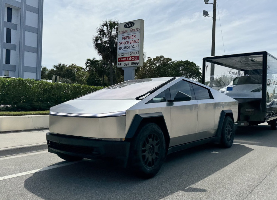 Tesla Cybertruck περιφέρει το Model Y σε γυάλινη προθήκη | Drive