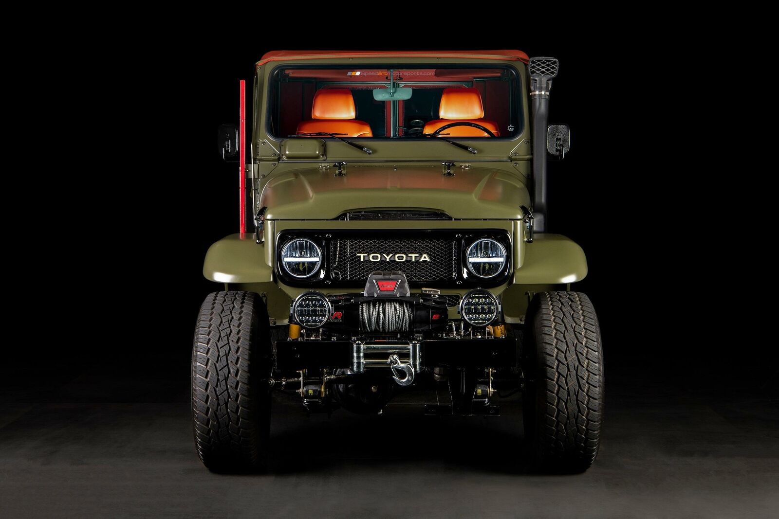 Εντυπωσιακό restomod σε ένα Toyota FJ40 Land Cruiser | Drive