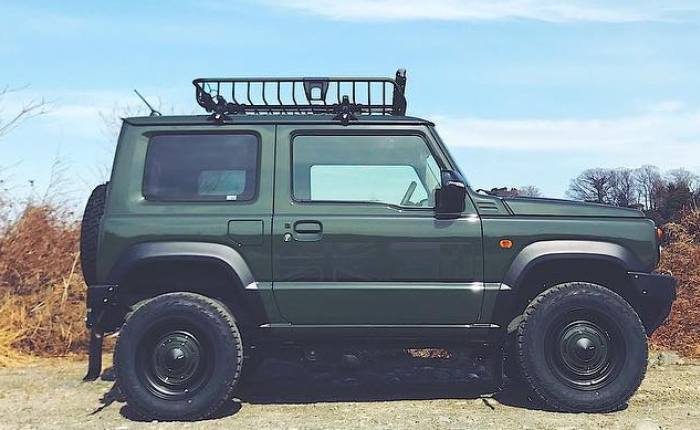 Το Suzuki Jimny μεταμφιέζεται σε Land Rover Defender | Drive