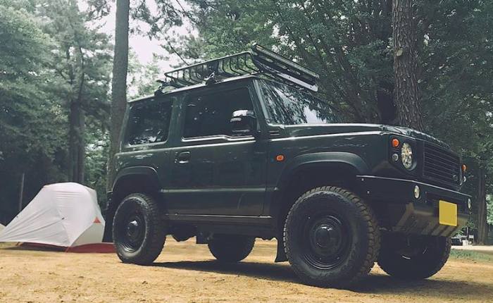 Το Suzuki Jimny μεταμφιέζεται σε Land Rover Defender | Drive